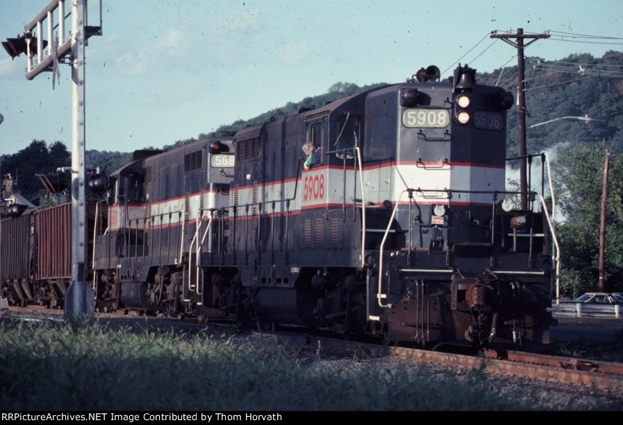 NJT 5908 & NJT 5681 pushes empty ballast cars across Route 22